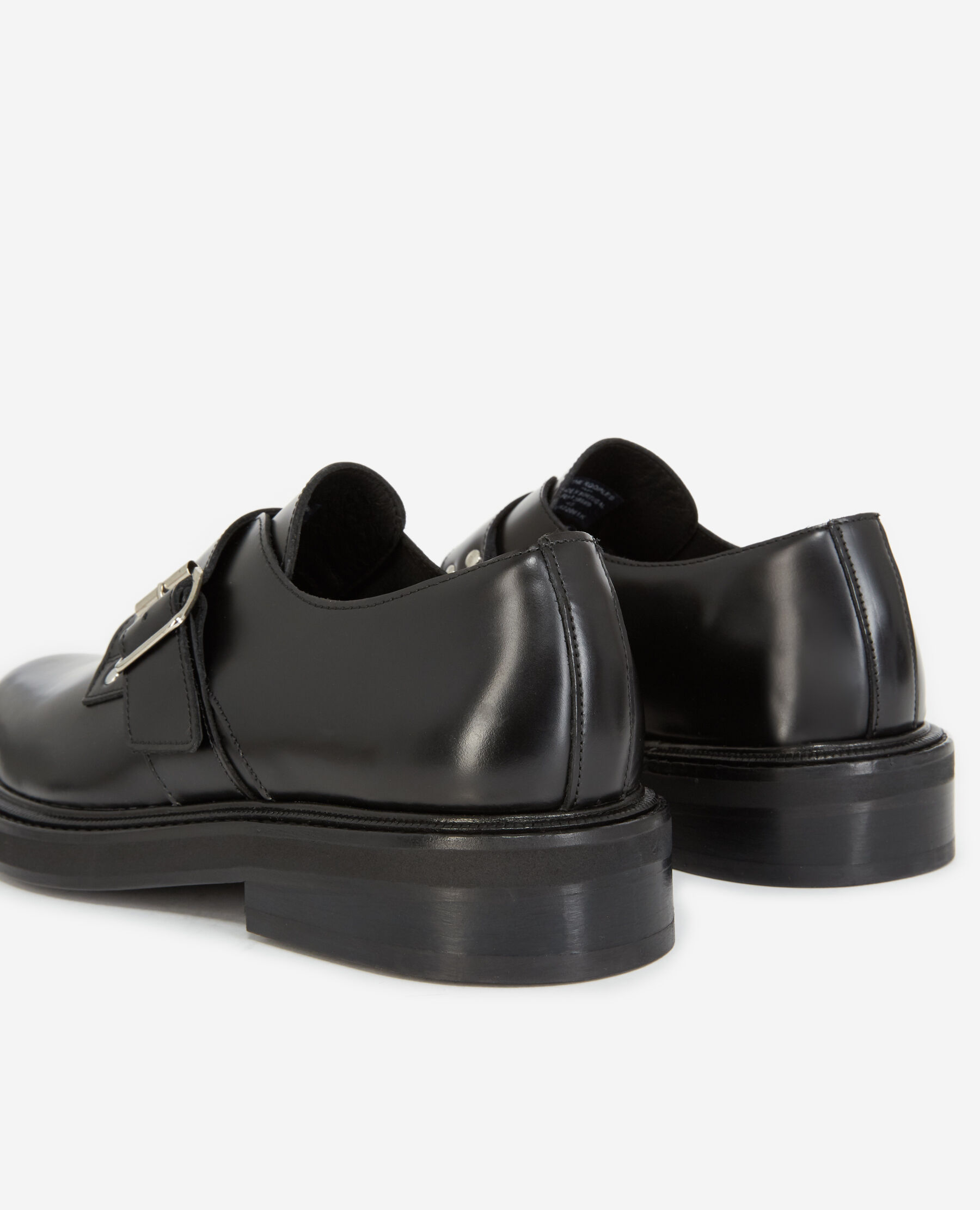 Black shoes in leather with silver buckle